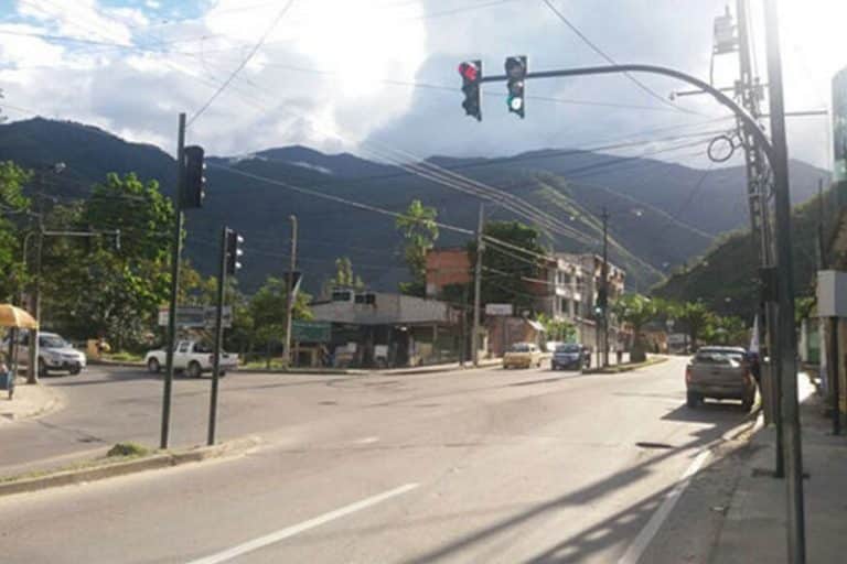 Street traffic light and crosswalk light in Ecuador | ZGSM